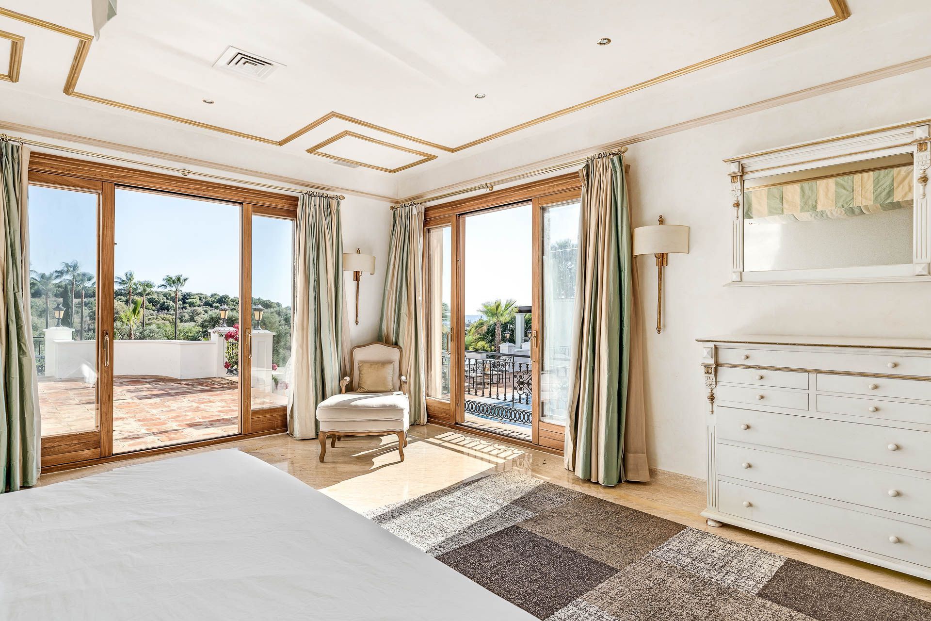 Großes Anwesen in El Paraíso Alto mit Meerblick - Benahavis | Luxus ...